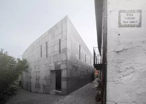 Centro culturale ebraico con un angolo acuto di Goncalo Byrne Arquitectos