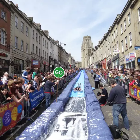 Luke Jerram jittrasforma Bristols Park Street fi slide tal-ilma ta’ 90 metru