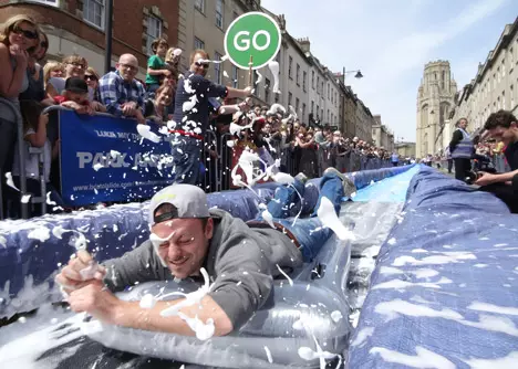 Luke Jerram transforms Bristols Park Street kana 90-méteran slide cai