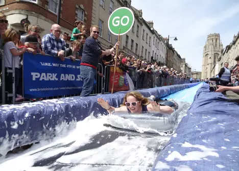 Luke Jerram e shndërron rrugën Bristols Park në një rrëshqitje uji 90 metra