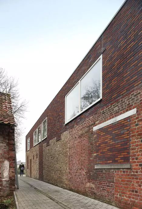 Pusat Komunitas Westvleteren dening Atelier Tom Vanhee mbedakake bata lawas lan anyar