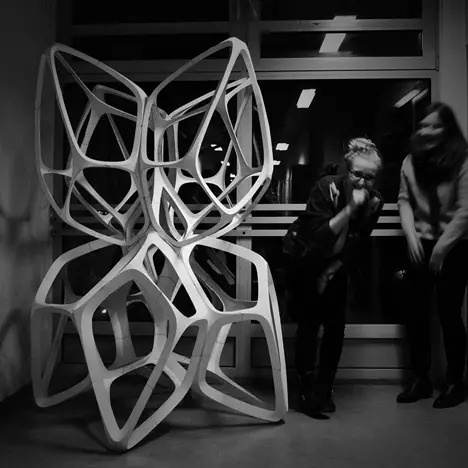 Sculpture Fragile Beasts en papier par des étudiants de l'Université de technologie de Lodz