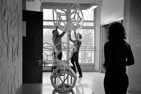 Sculpture Fragile Beasts en papier par des étudiants de l'Université de technologie de Lodz