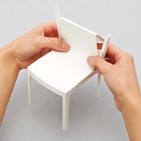 Papírová židle v měřítku 1/5 od Taiji Fujimori