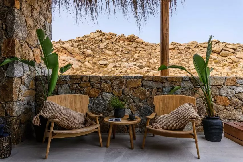 Дървени кресла пред каменна стена на Mykonos Wellness Resort