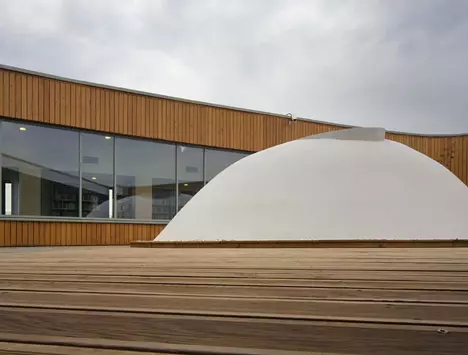 Regionaal biblioteek en kennissintrum troch Török és Balázs Építészeti