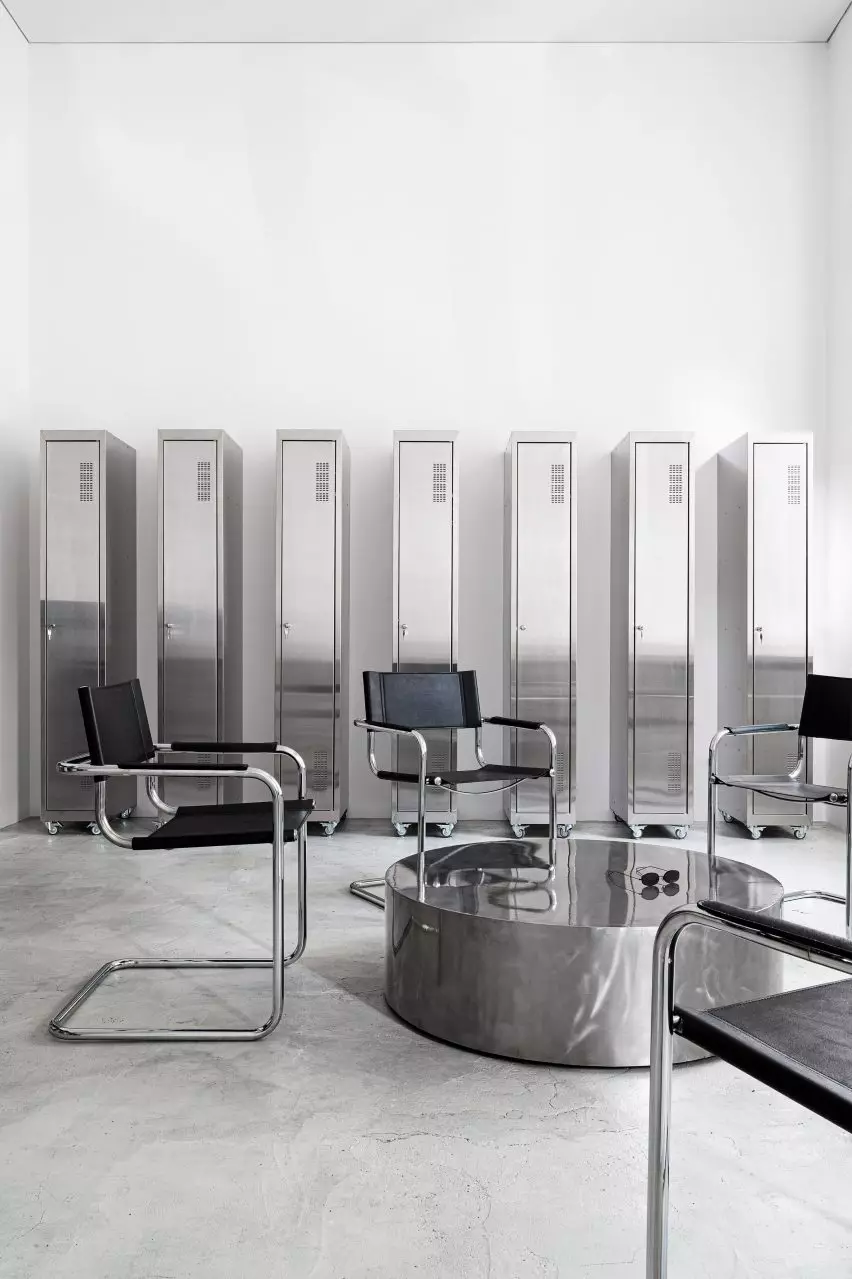 Mart Stam 的 S34 椅子，带有圆柱形镀铬咖啡桌和 Balbek Bureau 纹身店的储物柜