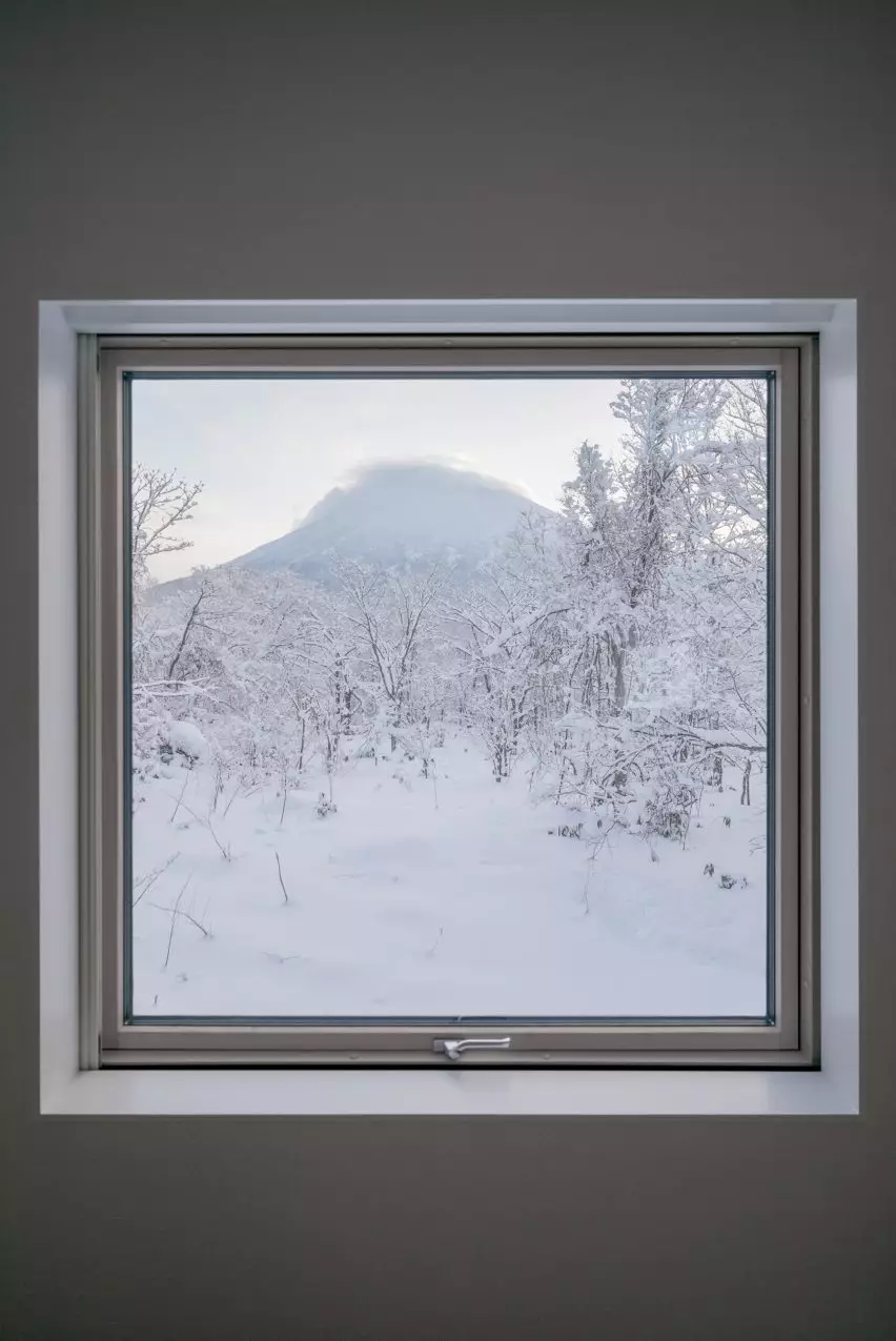 Bahay sa Niseko ng Florian Busch Architects