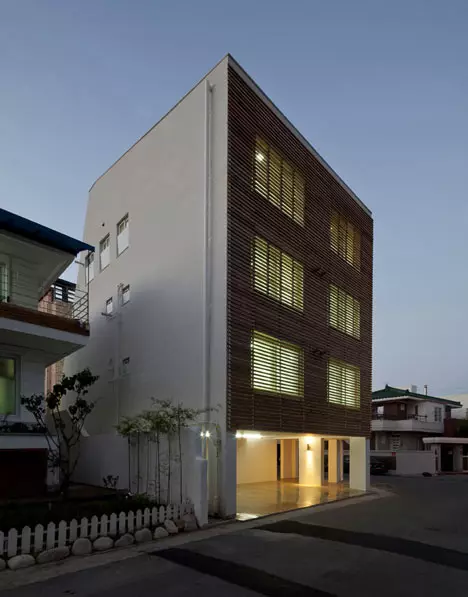 স্মার্ট আর্কিটেকচার দ্বারা Louver Haus