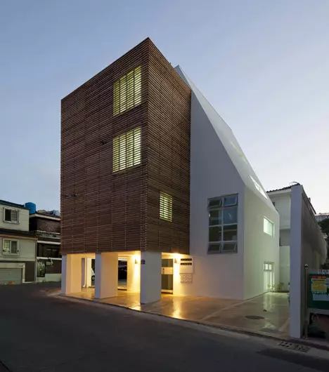 স্মার্ট আর্কিটেকচার দ্বারা Louver Haus