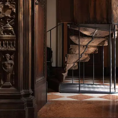 JamesPlumb martohet me dollapin dhe shkallët për ekspozitën në Milano