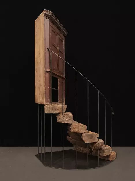 JamesPlumb casa armário e escada para exposição em Milão