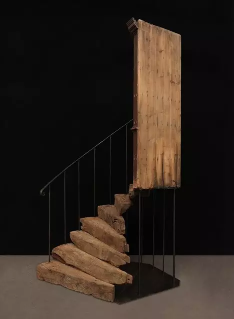 JamesPlumb trou met kas en trap vir Milaan-uitstalling