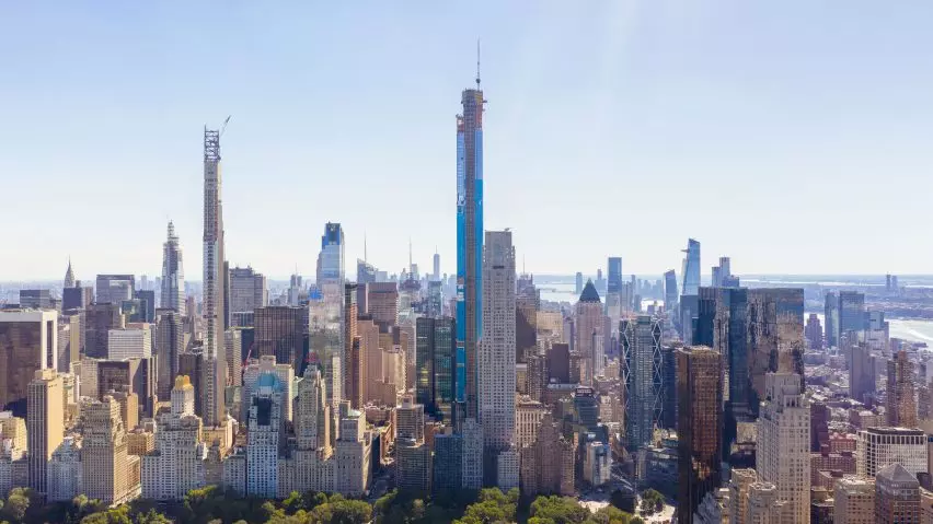 Central Park Tower autorstwa Adriana Smitha + Gordon Gill na szczycie