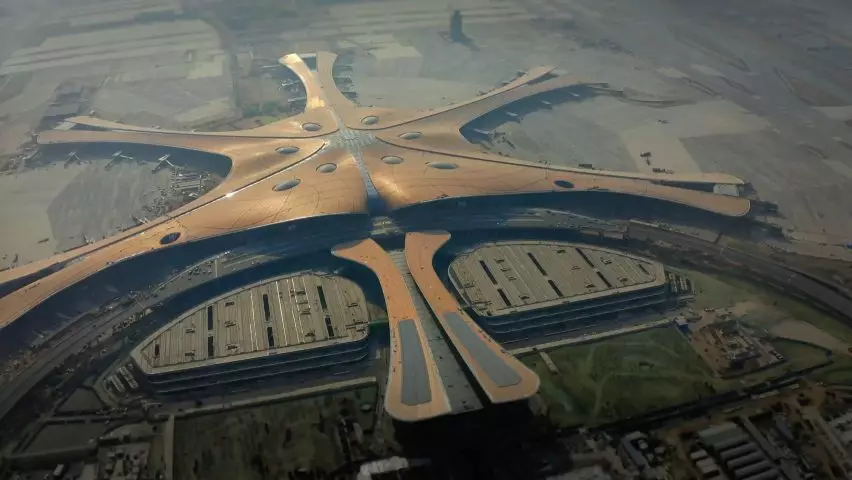 जाहा हदीद आर्किटेक्ट्सको विशाल स्टारफिश आकारको एयरपोर्ट बेइजिङमा खुल्यो