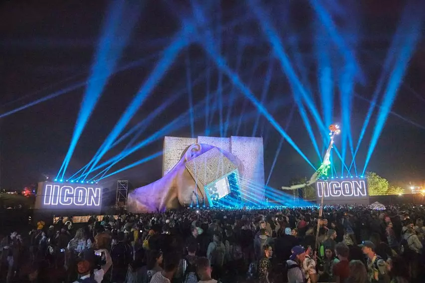 N'izu a, ememme Glastonbury weere ọnọdụ etiti na Dezeen 84333_2