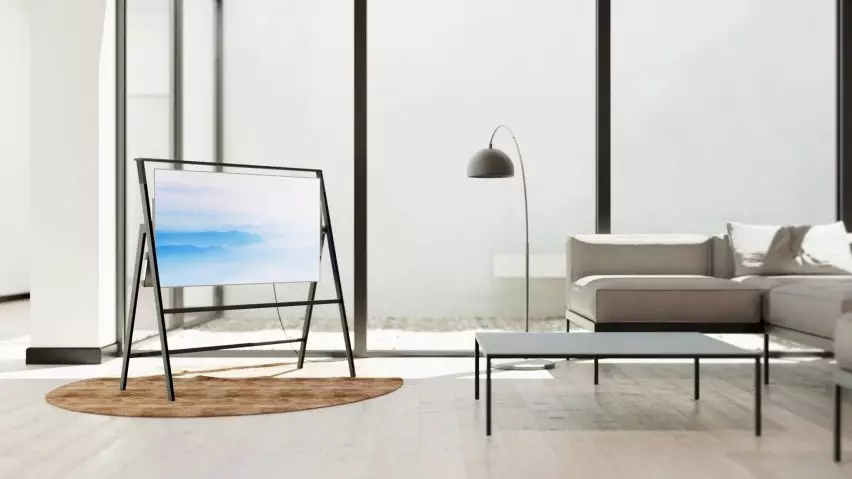 Easel OLED дэлгэц нь орчин үеийн зочны өрөөний интерьерт байрладаг