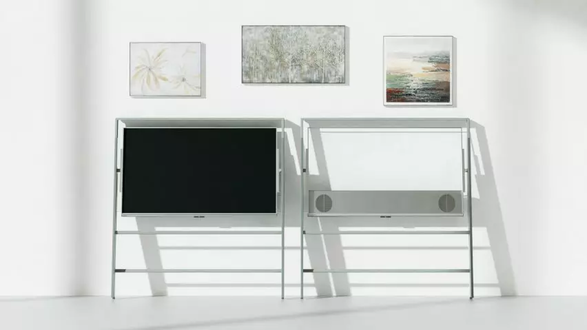 Due display OLED Easel piegati e appoggiati a una parete bianca: uno in modalità TV e l'altro in modalità trasparente