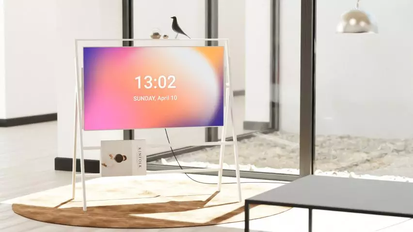 Stojanový OLED displej namontovaný v moderním interiéru se zobrazeným datem a časem