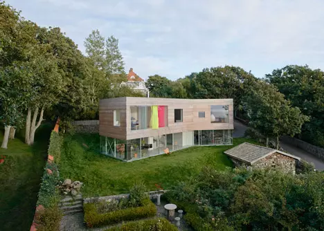 Elding Oscarson kończy budowę szwedzkiego domu nad morzem w Molle