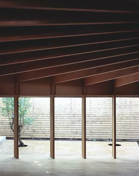 ផ្ទះដើមឈើដោយ Mount Fuji Architects Studio