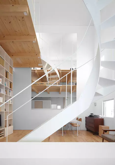 Будинок із двома сходами від Jun Igarashi Architects