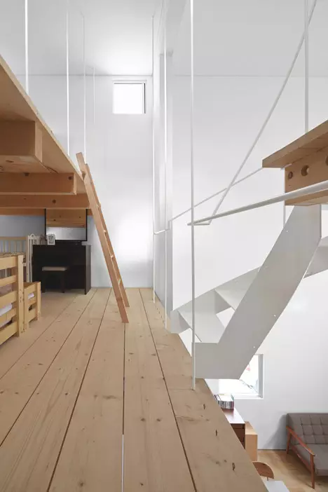 Будинок із двома сходами від Jun Igarashi Architects