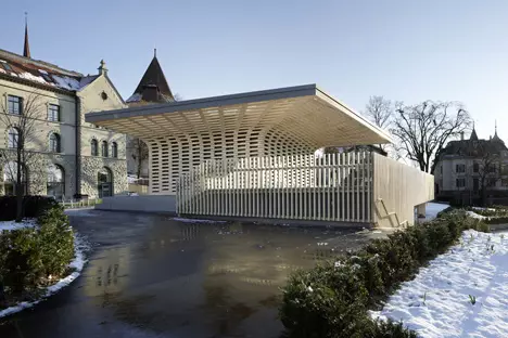 Ramserio Schmido Architekteno medinis paviljonas, pastatytas šalia Šveicarijos bibliotekos