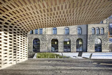 Pavillón de madeira de Ramser Schmid Architekten construído xunto á biblioteca suíza