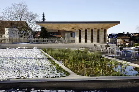 Pavillón de madeira de Ramser Schmid Architekten construído xunto á biblioteca suíza