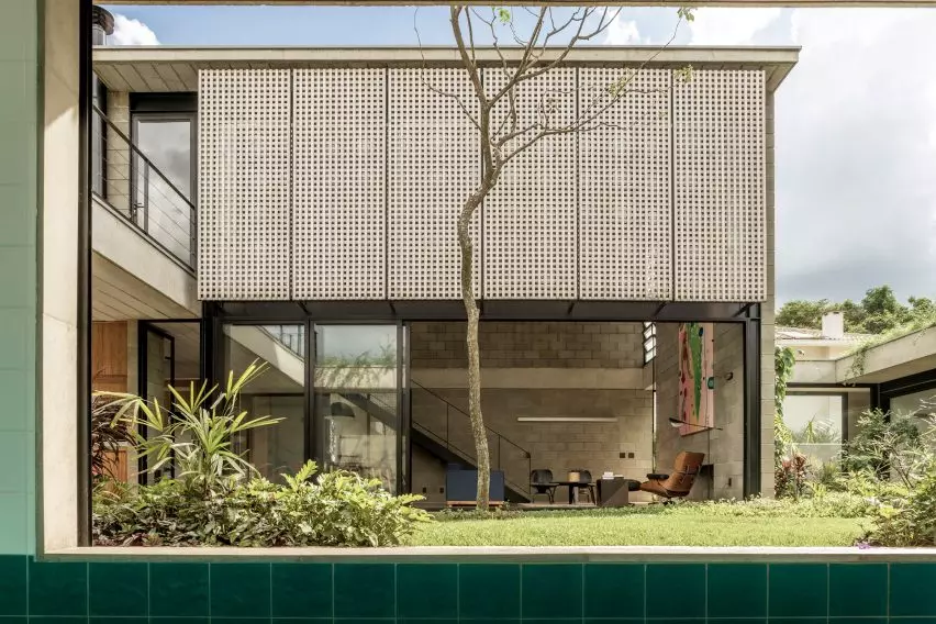 Exterior de Courtyard House for Two Boys