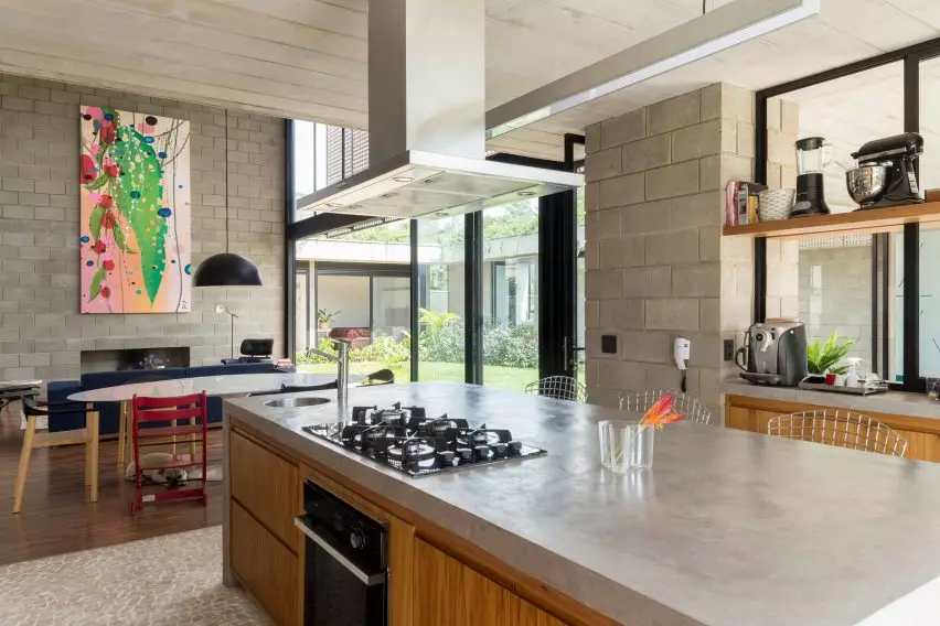 Interior de Courtyard House for Two Boys