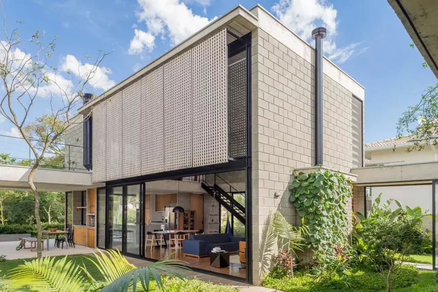 Exterior de Courtyard House for Two Boys