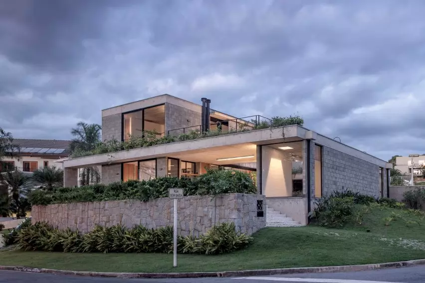 Exterior de la casa con patio para dos niños