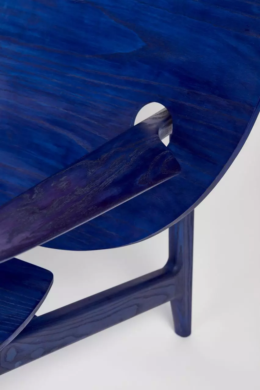 Mac Collins modeluje afrofuturistickú stoličku podľa svojho karibského dedičstva