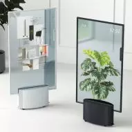 Um display Vivid sendo usado como quadro branco e outro usado para exibir plantas digitais