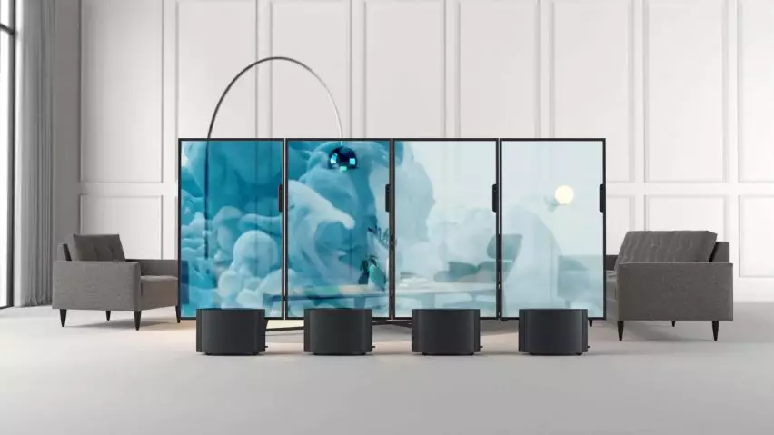 Четири живописни дисплеи поврзани за да формираат делител на просторијата во современ ентериер