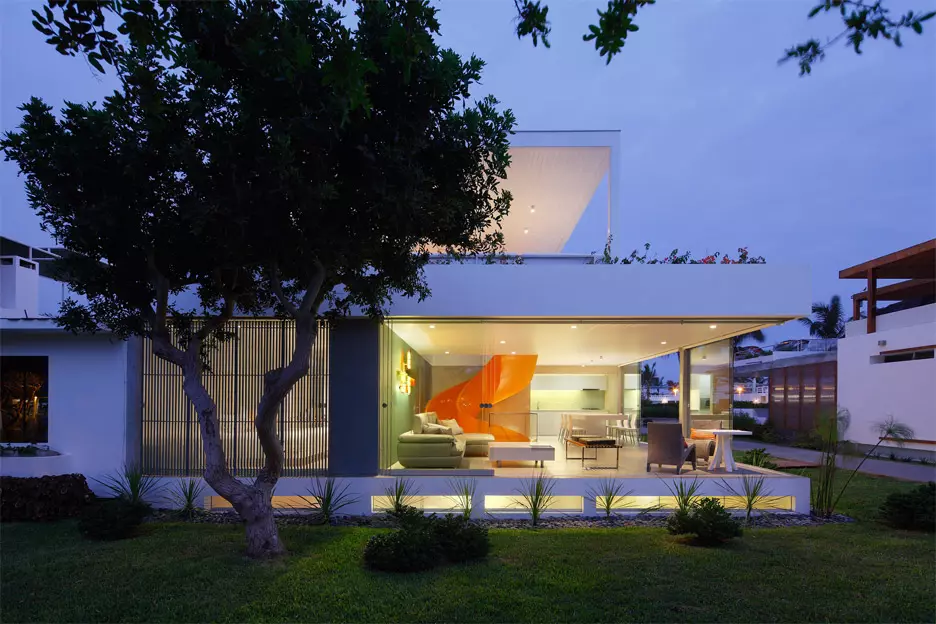 casa-blanca-house-Martin-dulanto-sangalli-residential-architecture-lima-peru-orange-staircase-juan-solano_dezeen_936_21