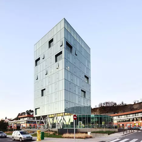 Zaisa Office Tower door Hoz Fontán Arquitectos