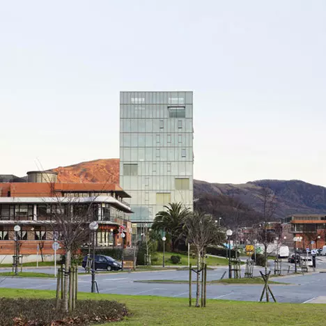 Zaisa Office Tower door Hoz Fontán Arquitectos