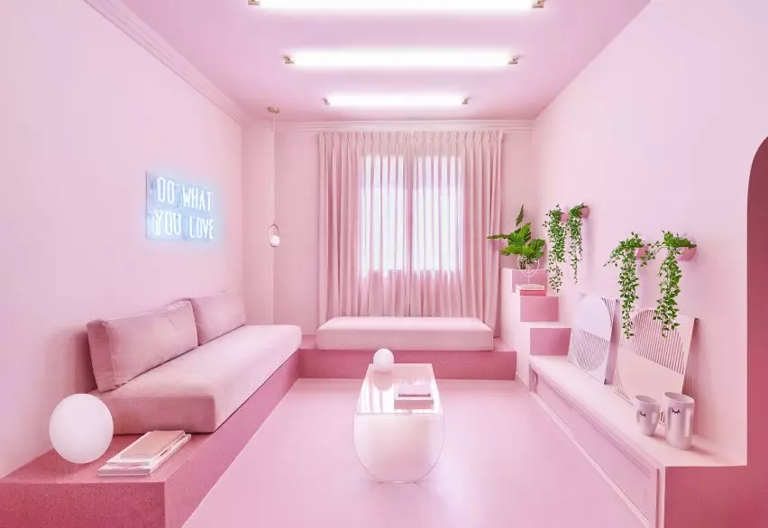 Stue i Minimal Fantasy, en lyserød lejlighed i Madrid