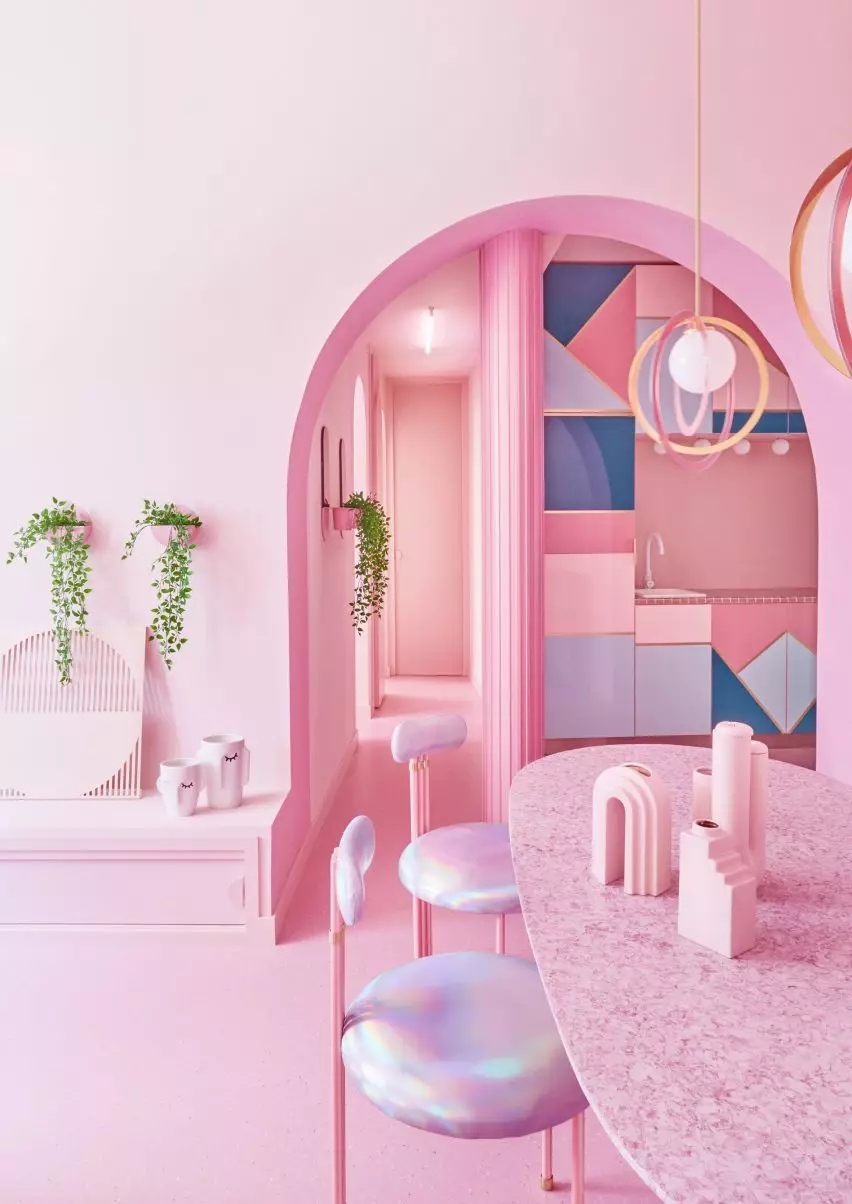 Minimal Fantasy virtuve, rozā dzīvoklis Madridē
