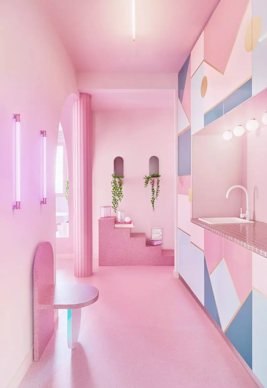 Kitchen of Minimal Fantasy, apartemen pink di Madrid