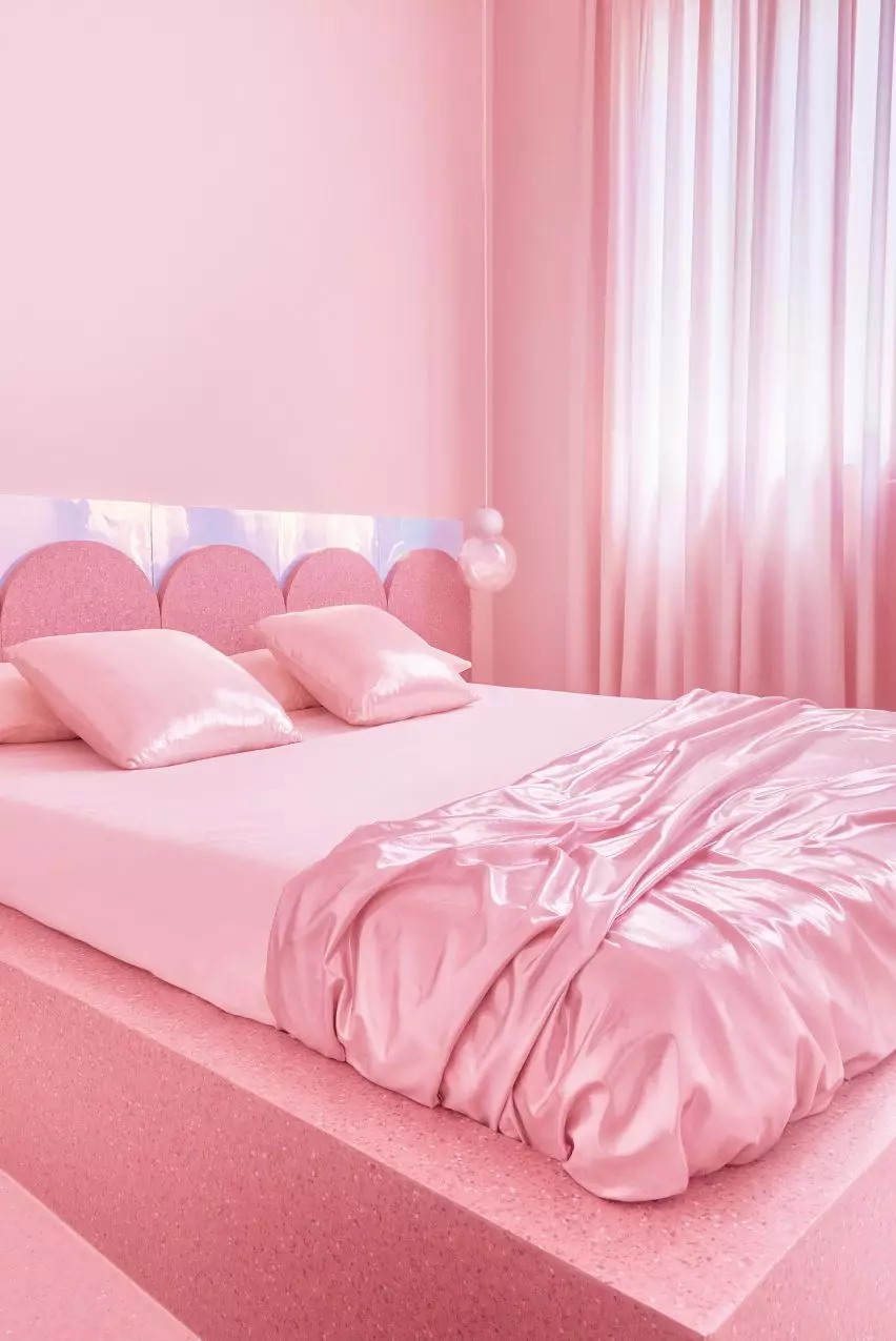 Kamar tidur dari Minimal Fantasy, sebuah apartemen pink di Madrid