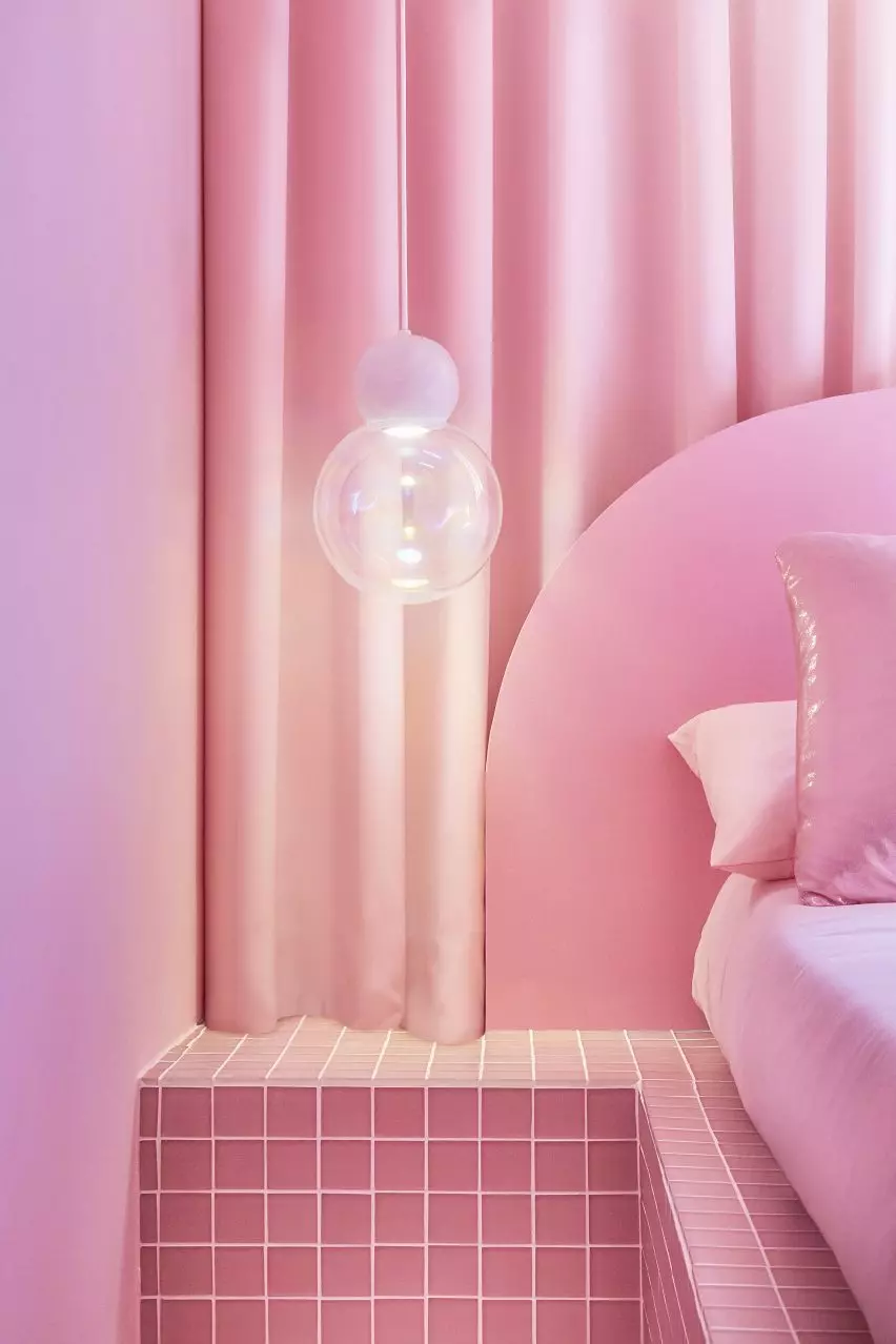 Minimal Fantasy guļamistabas, rozā dzīvoklis Madridē