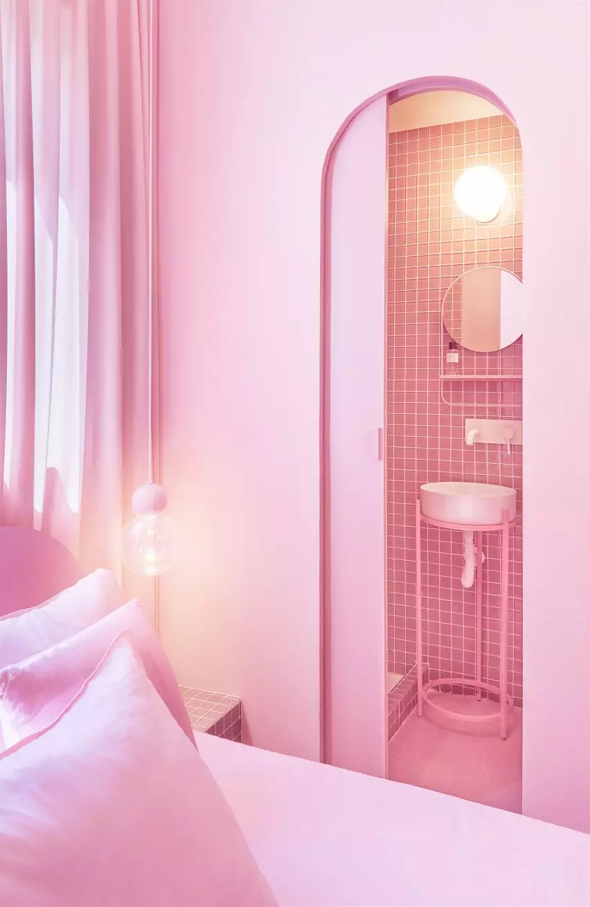Bagni di Minimal Fantasy, un appartamento rosa a Madrid