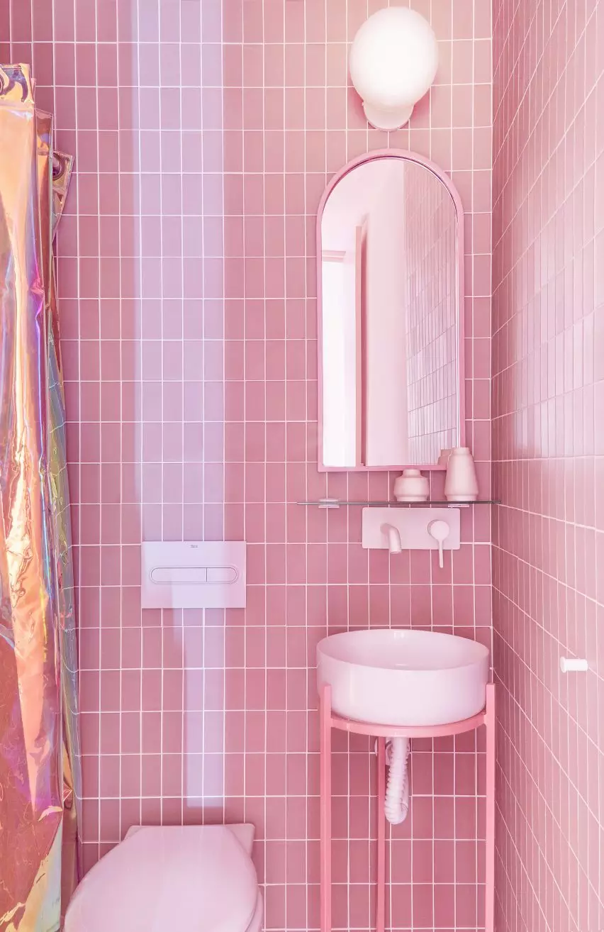 Mga banyo sa Minimal Fantasy, usa ka pink nga apartment sa Madrid