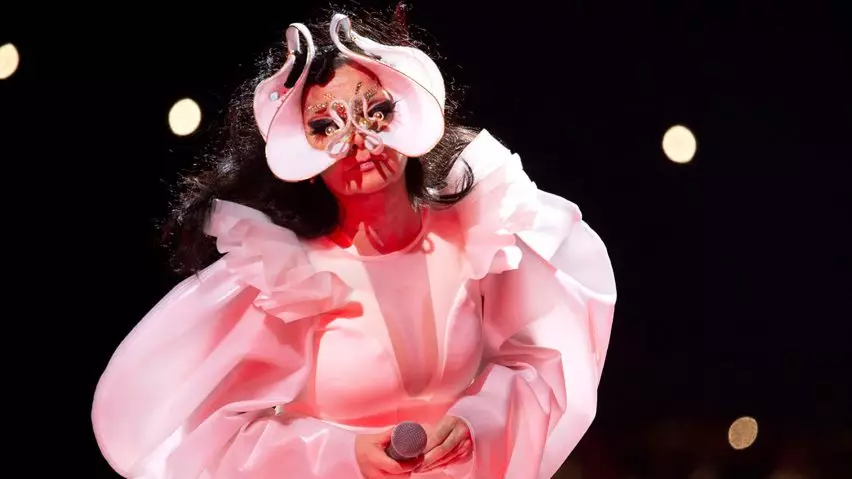 Los tocados de la gira Utopia de Björk están hechos para parecerse a orquídeas y huesos, dice el diseñador James Merry