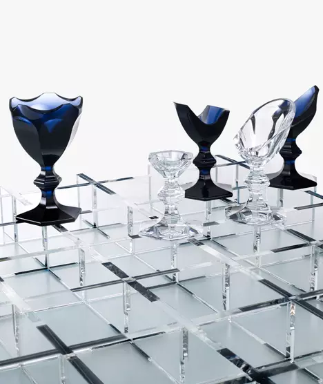 用於百家樂的 Nendo 玻璃國際象棋套裝