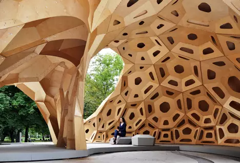 Naturalisasi Arsitektur di The Turbulences - FRAC Centre, Orléans